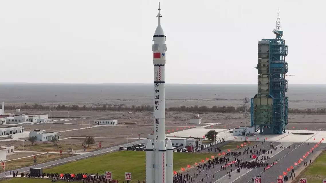 Engineer unveils complex transfer of Shenzhou-21 spaceship-rocket combo ...