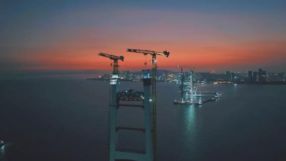 Main tower of Xiamen–Kinmen Bridge Xiamen section topped out