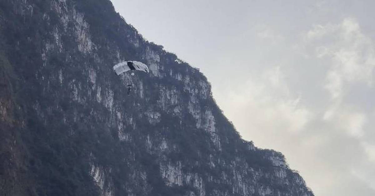 Skydivers wow spectators with thrilling stunts in China's Yunnan