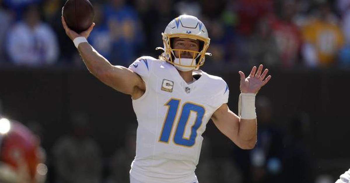 Justin Herbert throws 2 TD passes, Chargers clamp down on Jameis Winston in 27-10 win over Browns