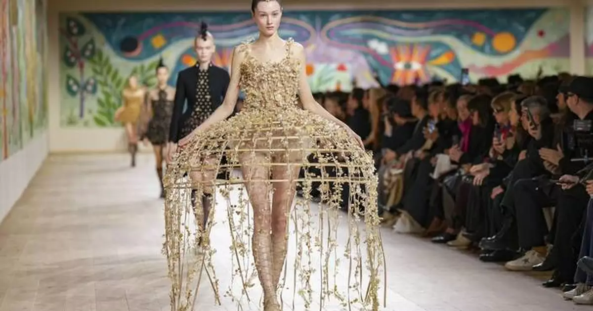 PHOTO COLLECTION: Paris Fashion Week - Womenswear