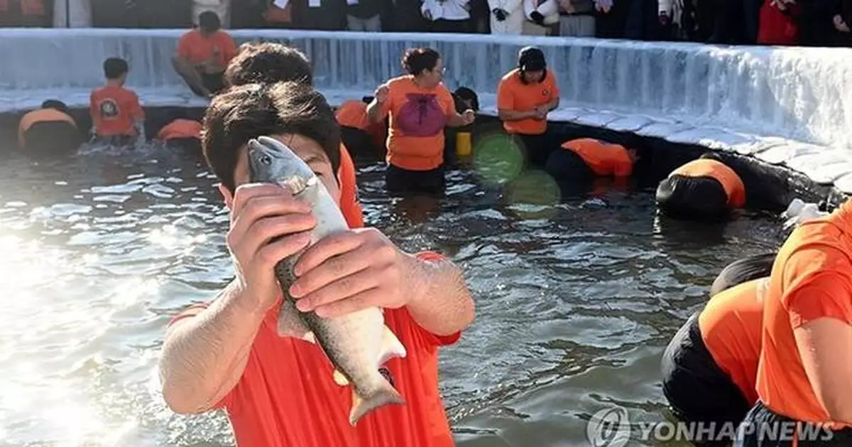 Popular Hwacheon ice fishing festival opens in Gangwon Province