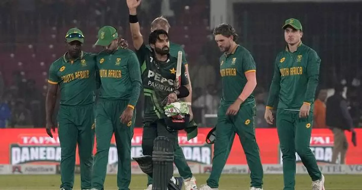 Pakistan wins the toss and bats against New Zealand in the tri-nation ...