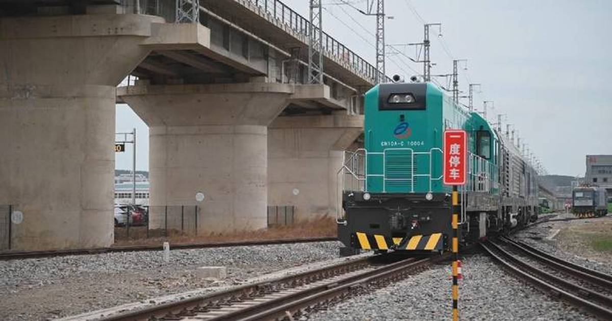China rolls out first 1000kW battery-powered locomotives for industrial use