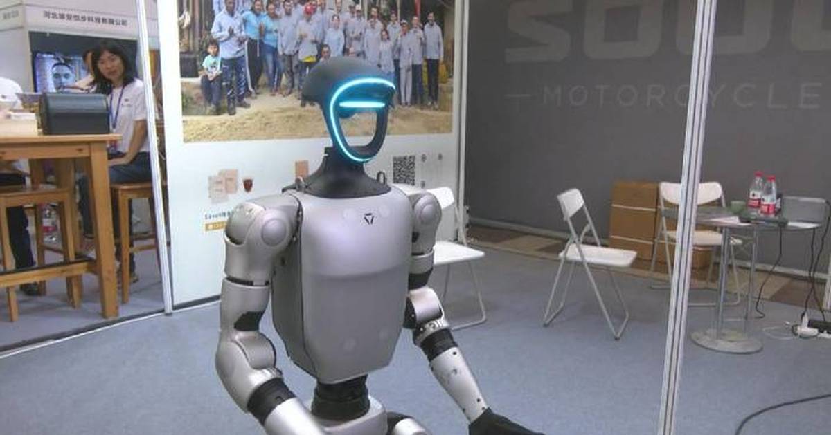 Smart humanoid robots shine at first Good Living Expo in Beijing