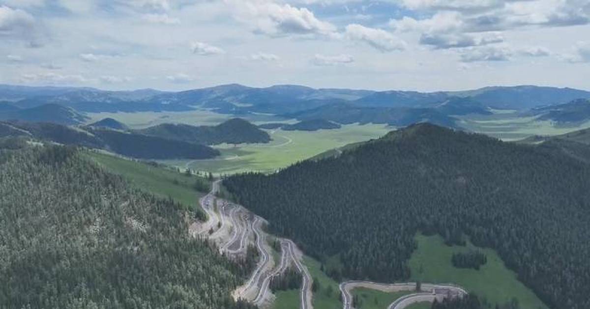 New highway opens to traffic in Xinjiang