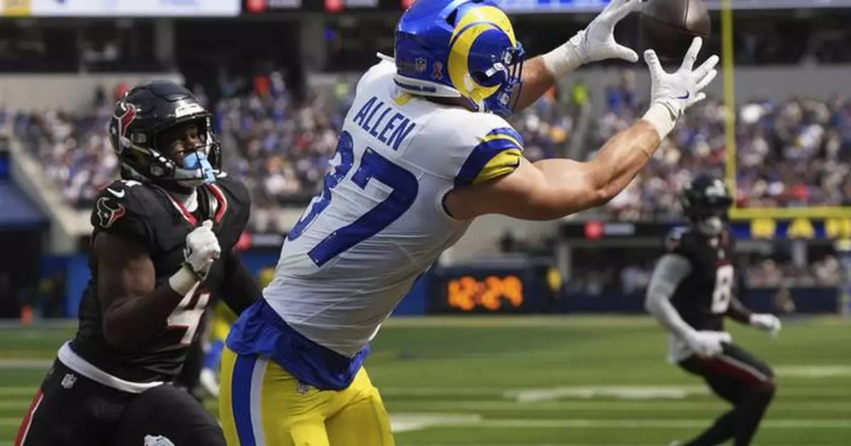 Stafford tops 60,000 yards passing, defense stands strong as Rams hold ...