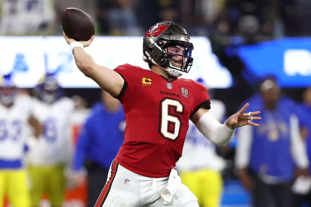 Buccaneers QB Baker Mayfield exits with left shoulder injury, replaced ...