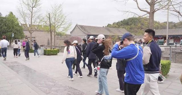 US students scale Great Wall, keep friendship going