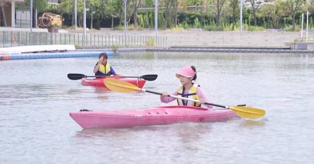Kayaking becomes trendy way for Chinese people to escape summer heat