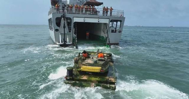 PLA amphibious armored force, landing ship conduct day-and-night ...