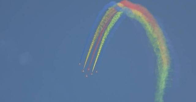 PLA's aerobatic display team stages stunning maneuvers at Nanchang airshow