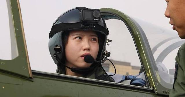 PLA Navy's first group of female carrier aircraft pilot trainees debut ...