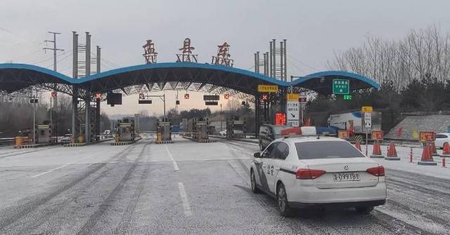 Traffic police in Shanxi ensures road safety in heavy snow
