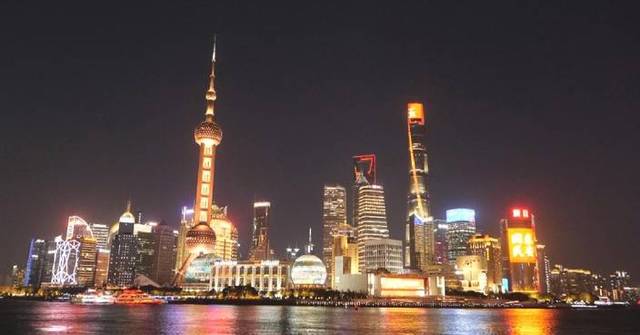 Landmarks light up in red for Spring Festival, amazing foreign tourists ...