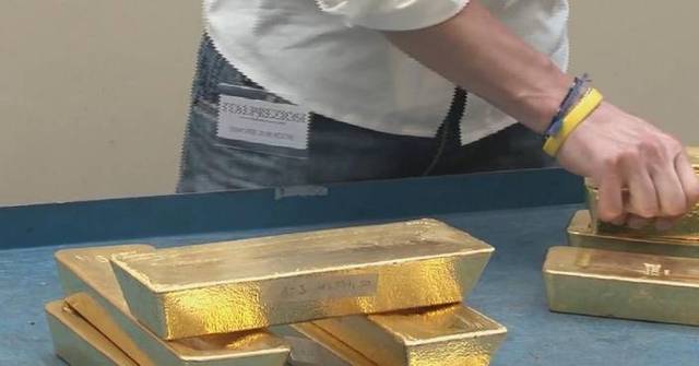 Gold bars worth billions fly from London to New York