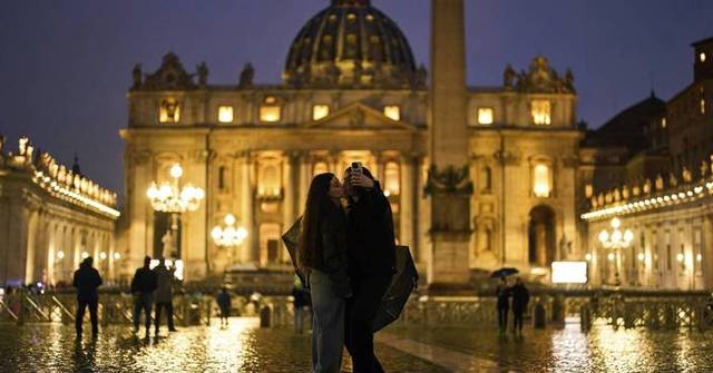 Pope receives cake and glad tidings on the 12th anniversary of his ...