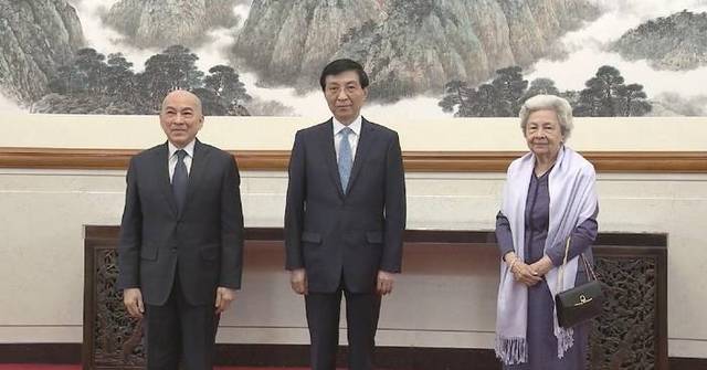 China's top political advisor meets Cambodian King, Queen Mother