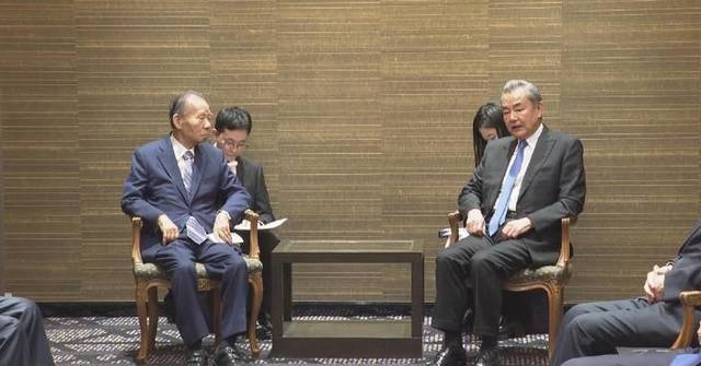Chinese FM meets former LDP secretary-general in Tokyo