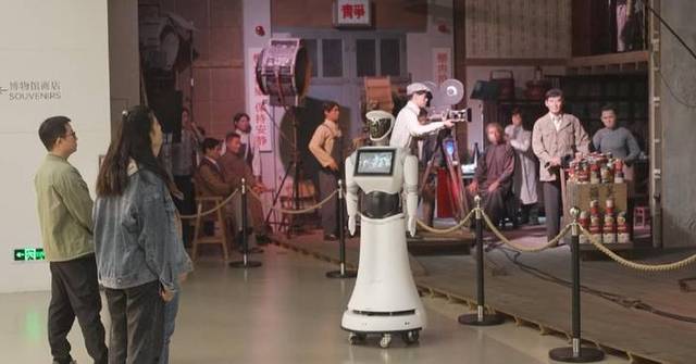 Robot docents bring fresh experience to Shanghai museumgoers