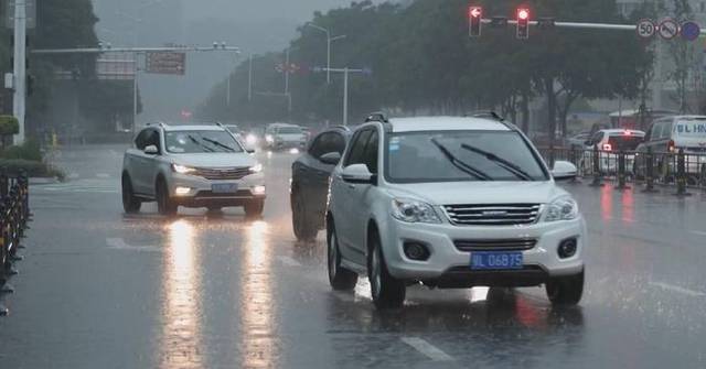 Heavy rain hits central, southern China