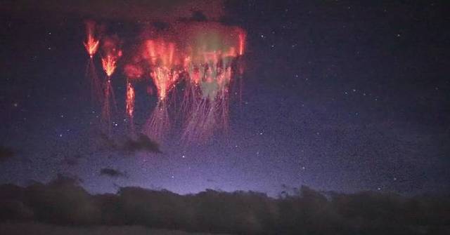 Rare, stunning red lightning appears in Xizang's sky