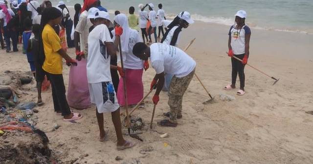 Volunteer students take to Senegal's beaches to combat pollution problem