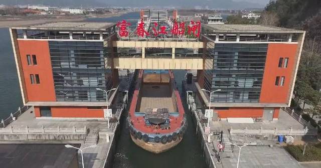 Zhejiang improves ship navigation efficiency with smart lock passage system