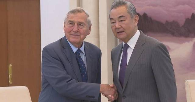 Chinese Foreign Minister meets Harvard professor Graham Allison