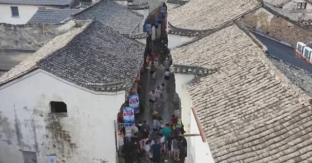 "Street Washing" activity cools summer crowds in eastern Chinese village