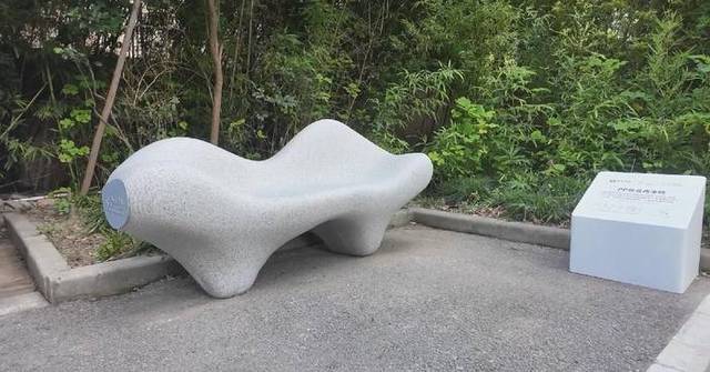 Shanghai neighborhood introduces bench made of recycled food containers