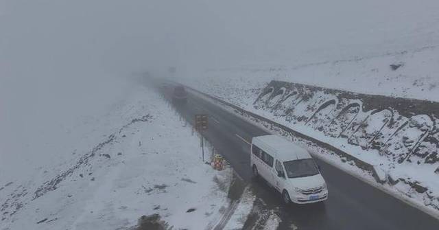 Heavy snow in China's Xinjiang strands tourists, vehicles, triggering ...