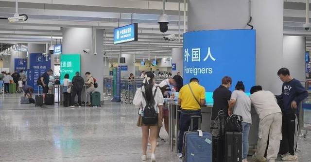One HK port reports over one mln foreign entries, exits