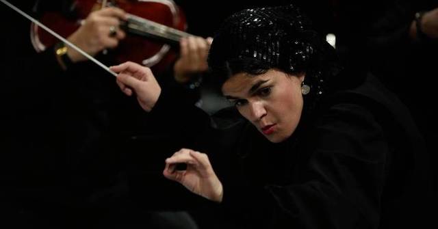 Photos of the first female conductor to lead a Tehran Symphony ...