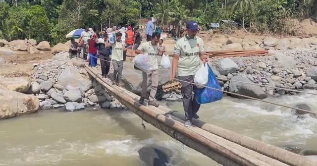 Relief efforts hampered as Indonesia's rescue teams race to reach ...
