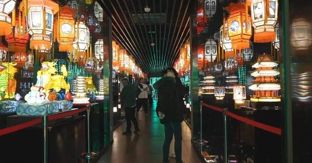 Chinese craftsmen busy making traditional lanterns ahead of Spring Festival