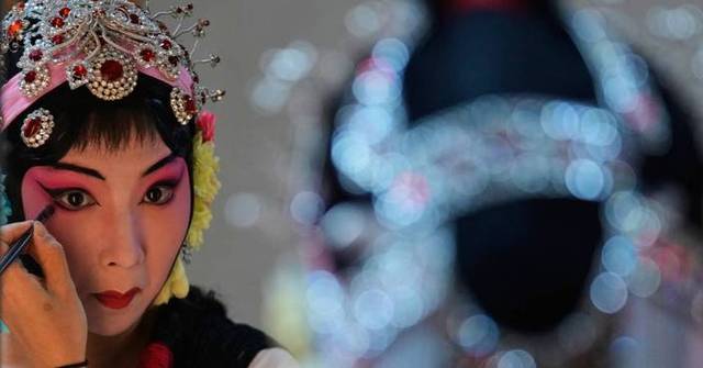 Photos show the ancient art of Peking opera works hard to keep ...