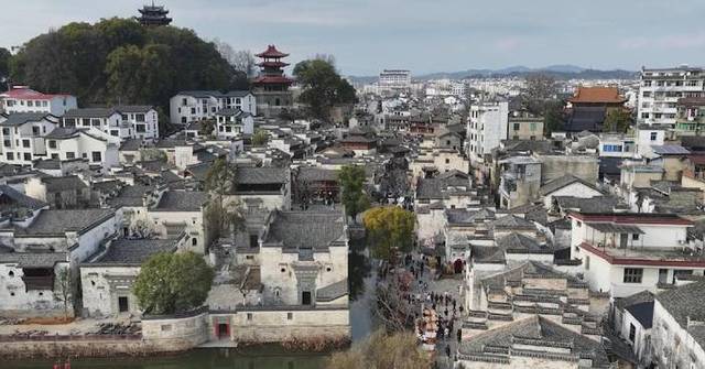 Spring Festival spirit permeates ancient cities in China
