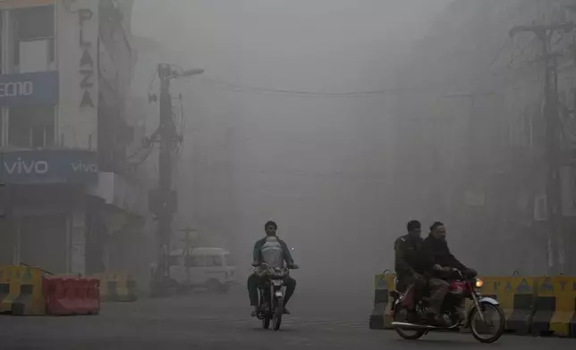 Pakistan uses anti-smog guns to fight air pollution in its cultural capital