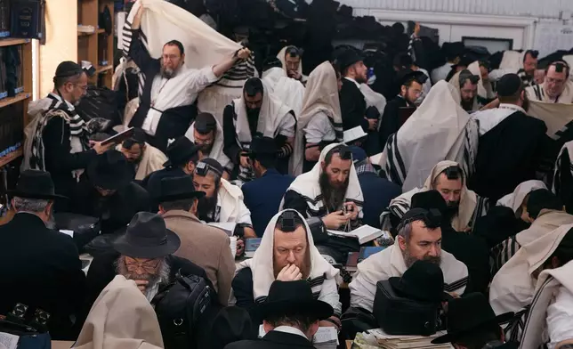 Photos of Hasidic Jewish rabbis praying at resting place of 'the Rebbe ...