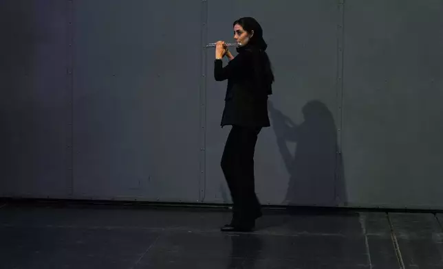 Photos of the first female conductor to lead a Tehran Symphony ...