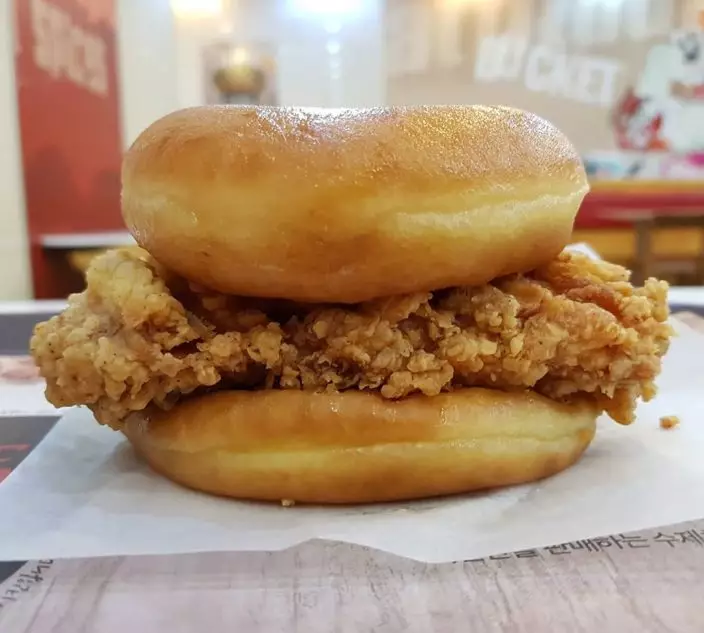 韓Dunkin x KFC經典碰撞！全新脆炸雞扒冬甩堡神奇組合